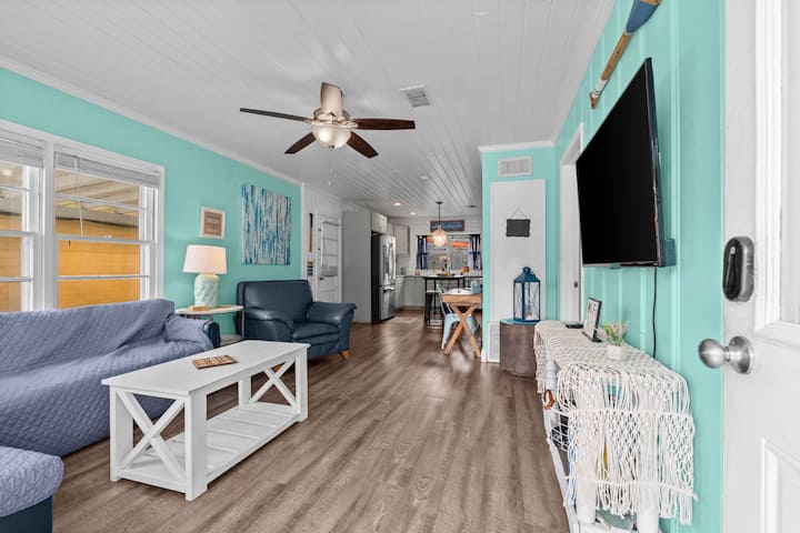 Seas The Day ~ Sleeps 7 ~ .7 From Beach ~ Pets Ok - Panama City Beach, FL