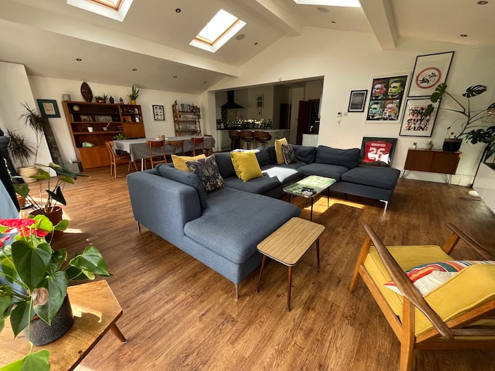 Entire Home - Huge Space- Perfect Family Retreat - Oldham