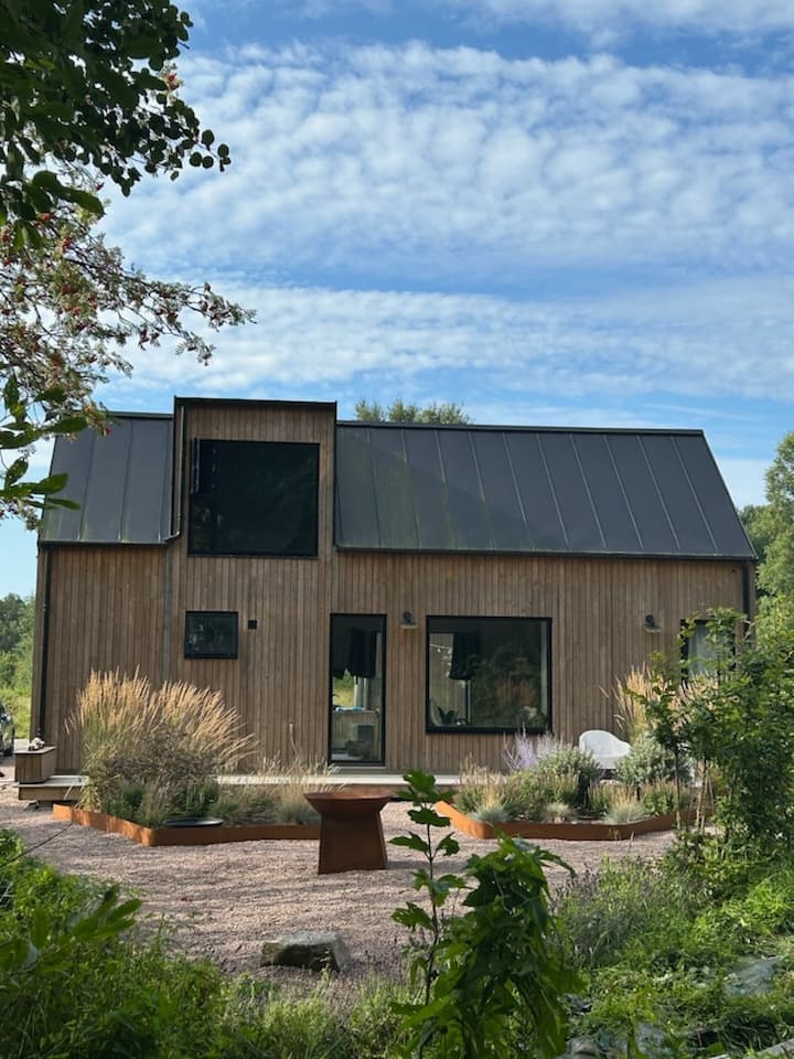 Nybyggt Arkitektritat Fritidshus I Grönområde.