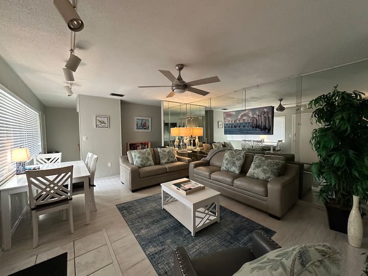 Cozy Condo- Siesta Key Beach Access, Heated Pool! - Siesta Key, FL