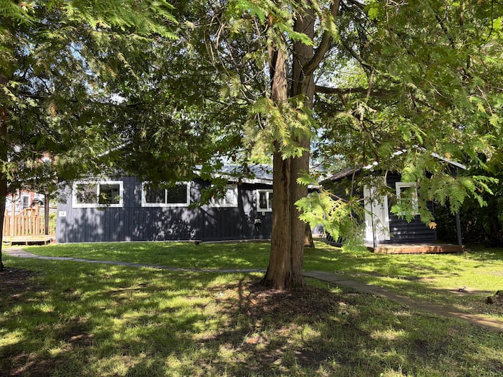 Lake Nipissing Log Cottage - North Bay