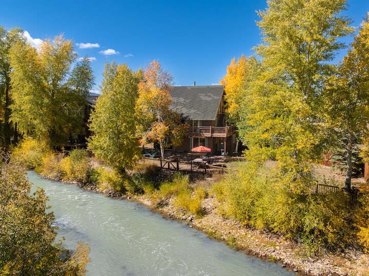 Riverside Cabin • Hot Tub, Fire Pit, Pool, Fishing - Granby, CO