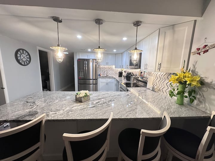 1 Br, 2 Queens, Just Updated, 2 Min Walk To Beach