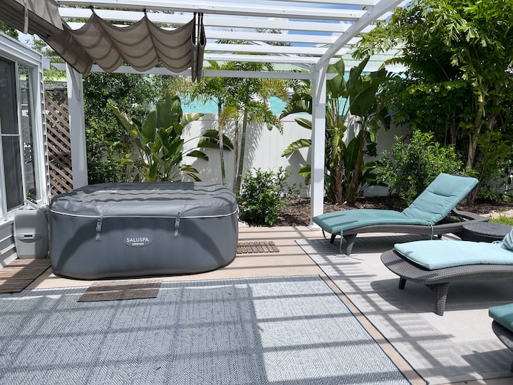 Tropical Cottage W Spa - Anna Maria Island Img - Bradenton, FL