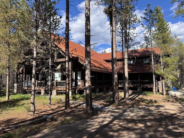Yellowstone Crossing Lodge - Island Park, ID