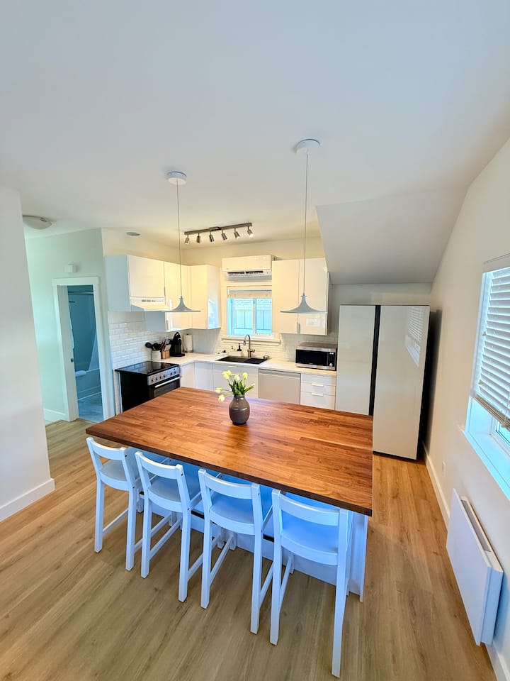 Bright 2-bed Private Home W/ King Bed, Ac, Patio - Victoria