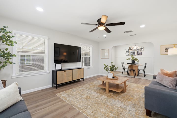 Cozy 2/1 Home Near Downtown Visalia - Visalia, CA