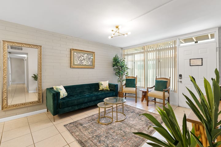 2 Bedroom Uptown Apartment - Phoenix, AZ