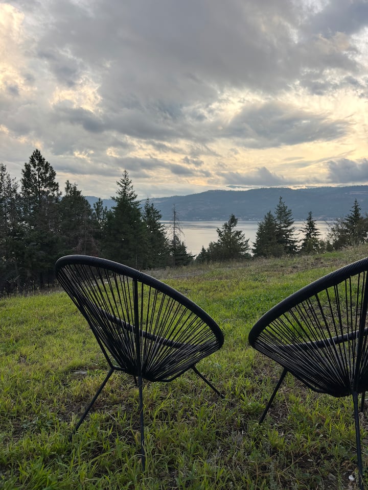 Tropical Oasis - Hot Tub + Pizza Oven With A View! - Vernon, BC, Canada