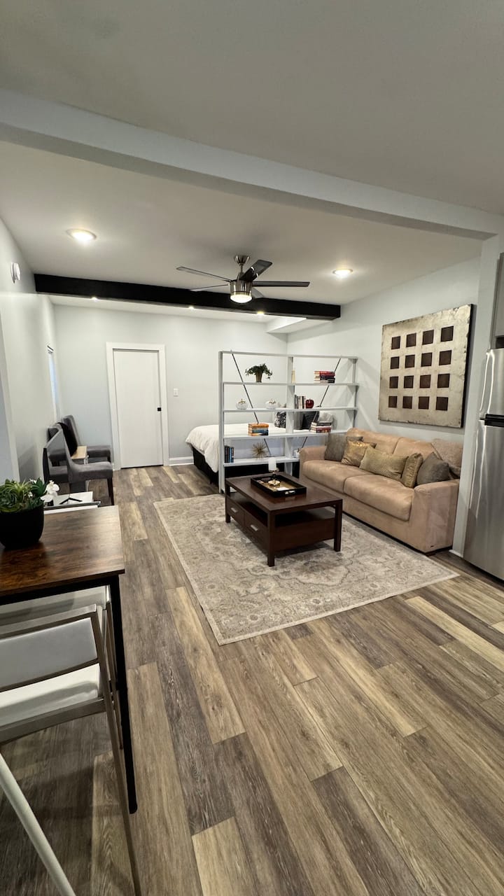 Modern Beautiful Cozy Studio - Metairie, LA