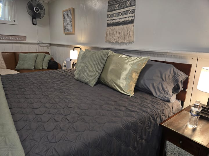 Studio Apartment-patio-full Kitchen, Near Downtown - Champaign, IL