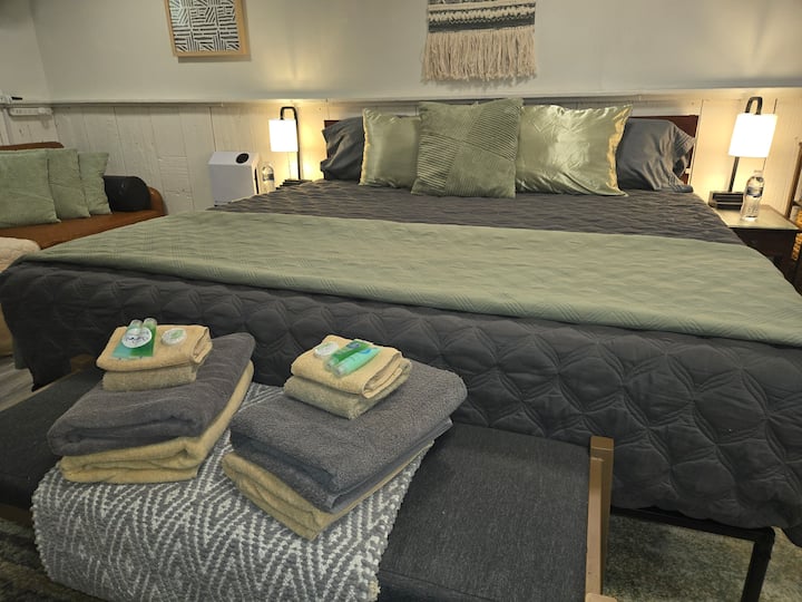 Studio Apartment-fireplace, Kitchen, Near Downtown - Splash pad, Champaign