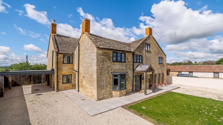 Large Cotswold Cottage Nr Broadway - The Farmhouse - Broadway
