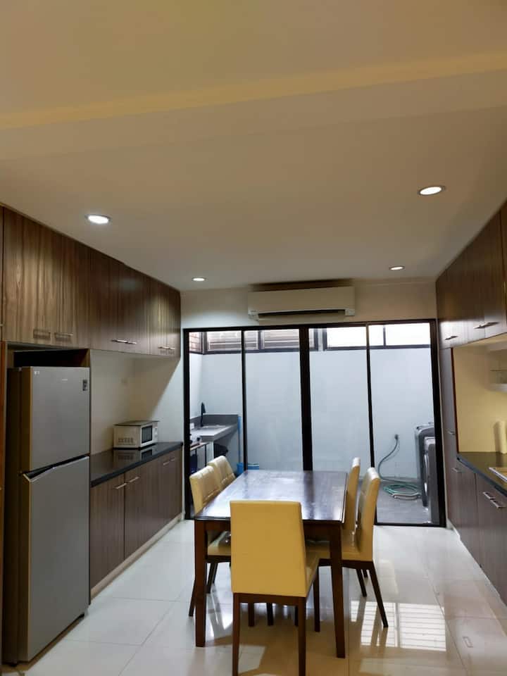 3 Br, 3.5 Ba Townhouse.fully Furnished W/ Parking - Antipolo