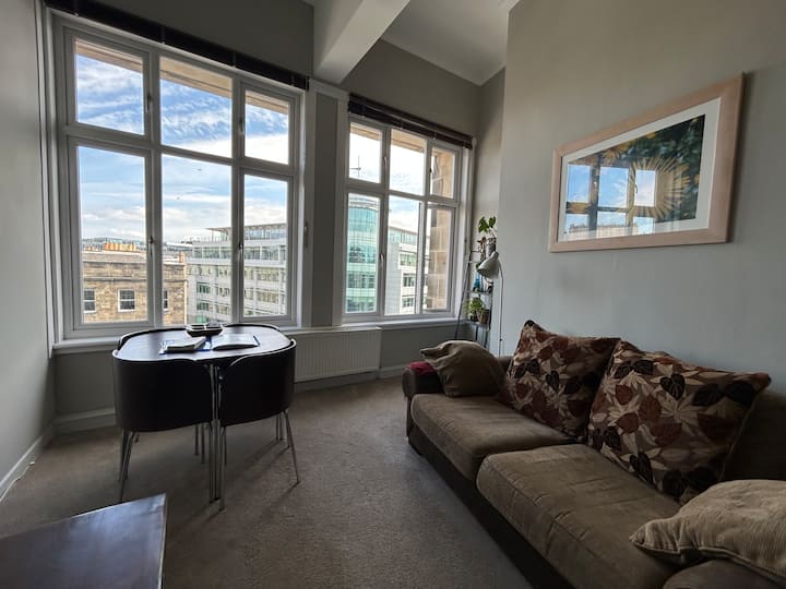 Castle View Apartment In City Centre | 1 Bed - Leith