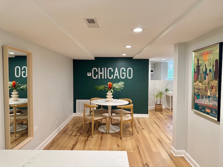Urban Garden Retreat, Chic Andersonville Getaway - Chicago, IL