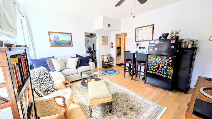 Private 2-bedroom 1.5 Bath W/ Living Room - Chicago, IL