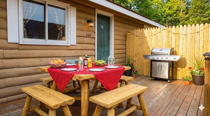 Simple Lake George Basecamp W/ Deck & Bbq Grill - Lake George, NY