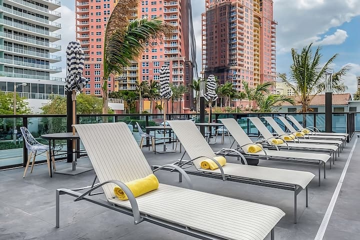 Beach Getaway! Onsite Pool, Parking, Near Beach - Coral Springs, FL