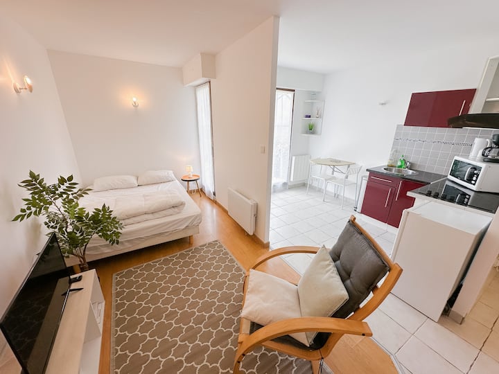 Beau Studio Avec Cuisine Aménagée, Bien Placé Avec Jardin - Loudéac
