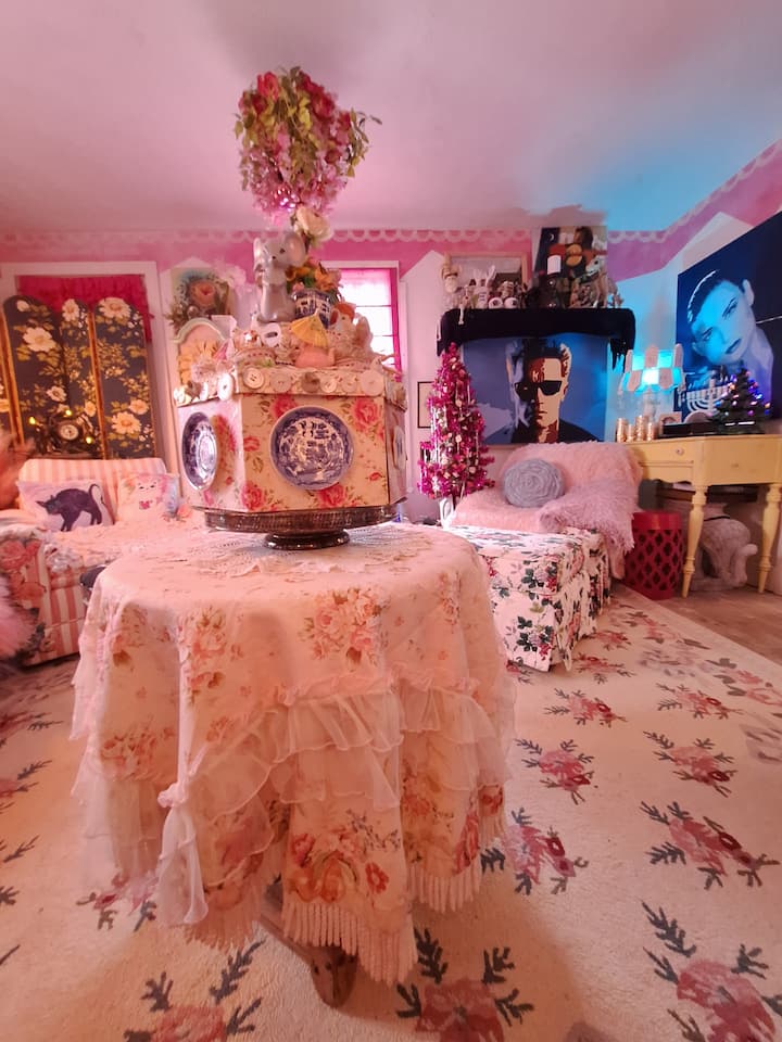 Frida's Sweet Rose King Room In The Art House Inn - Suttons Bay, MI