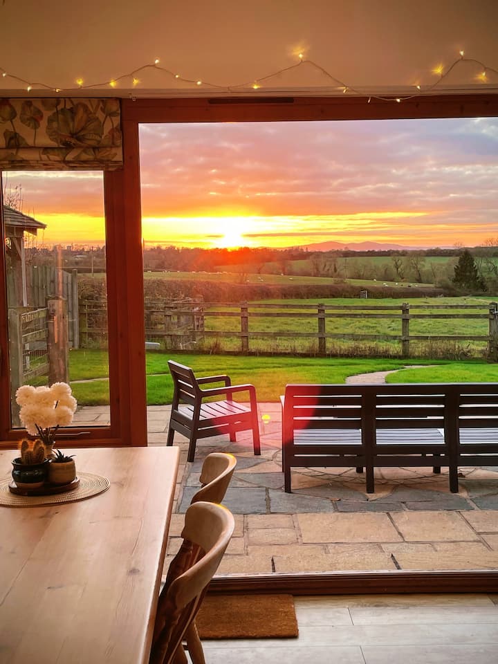 Gorgeous Countryside Hillview Escape - Worcestershire