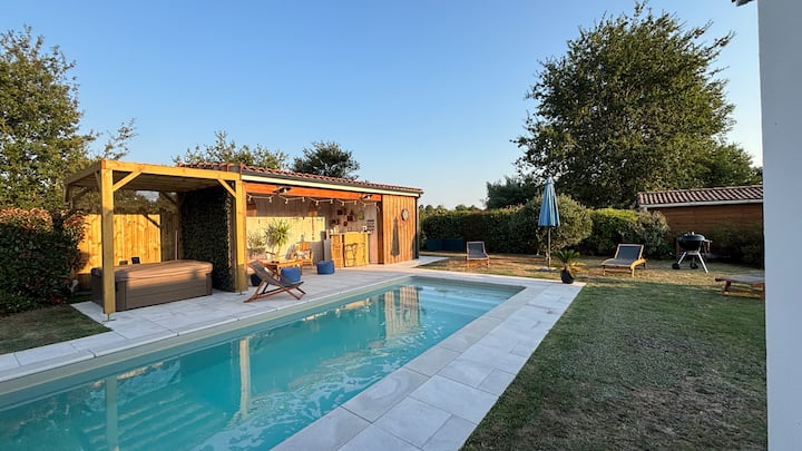 Agréable Maison Avec  Piscine En Bord De Forêt - Hourtin