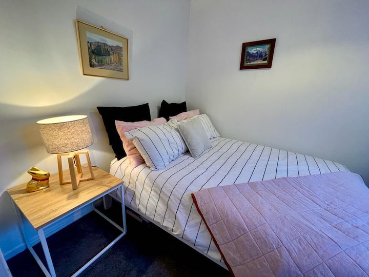 Compact Urban Hideaway With Offstreet Parking - Wellington