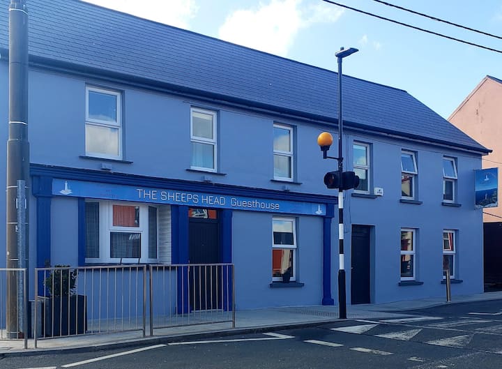 Large Double Bedroom With Private Bathroom - Bantry