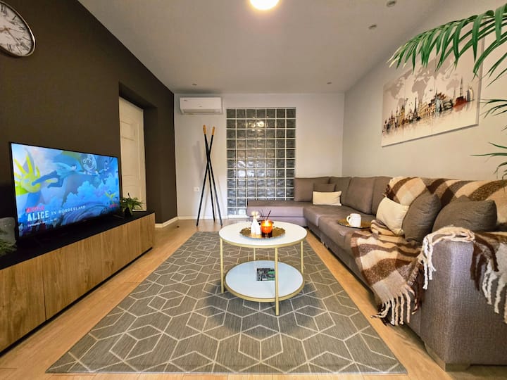 Chic Central Apartment | Near Blloku Nightlife - Tirana