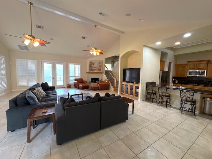 Parkview Retreat- Lake View • Fire Pit • Hot Tub - Canyon Lake, TX