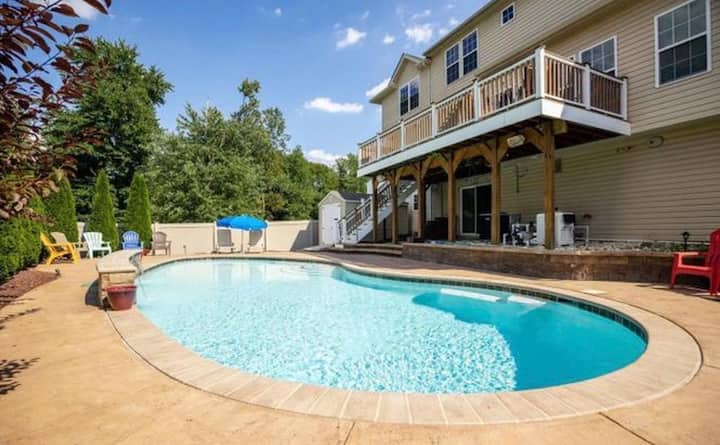 Luxury Retreat W/ Pool & Home Theater. Sleeps 14 - Bensalem, PA