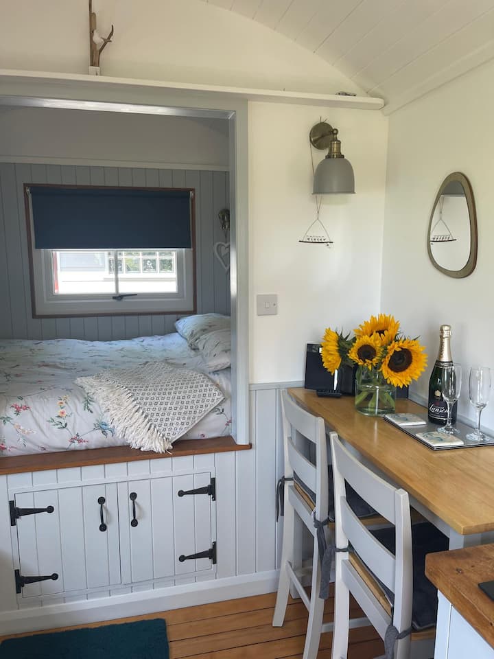Beautiful Shepherd's Hut In  Tranquil Location - Holywell