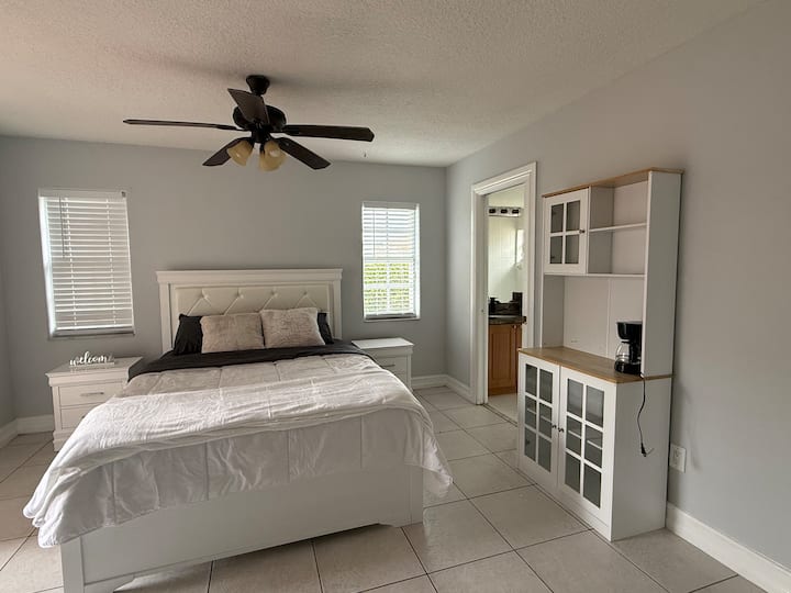 Private Suite W/ Private Bathroom & Entrance - Miami Lakes, FL