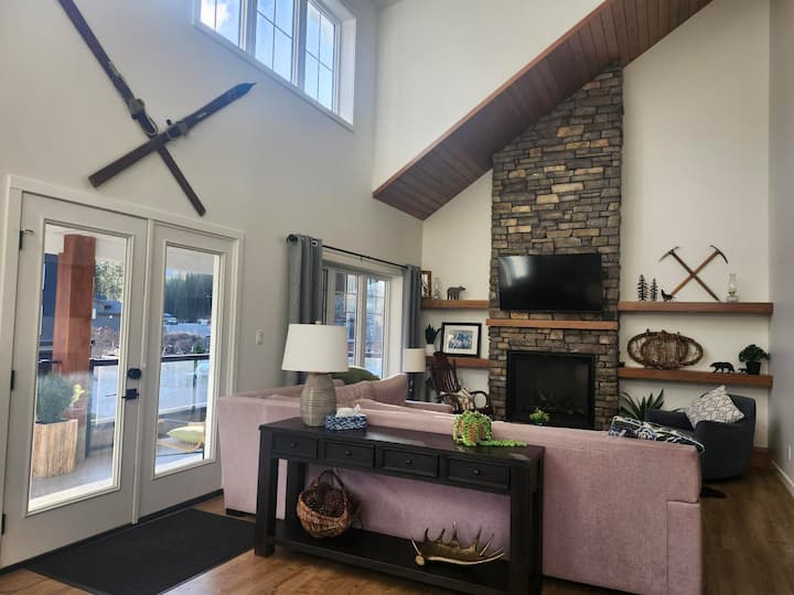 Gorgeous Family Home With Stunning Views - Blairmore