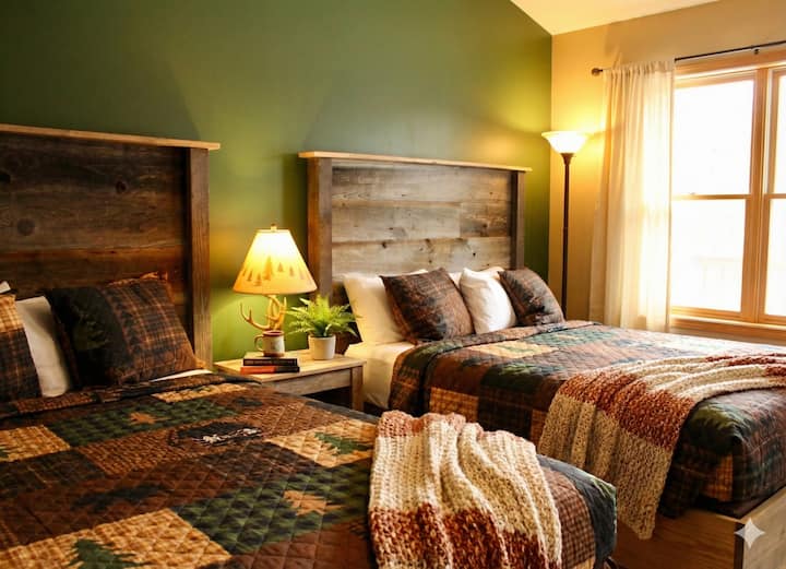 Basecamp | 2 Beds + Kitchenette | Village Center - 레이크 조지