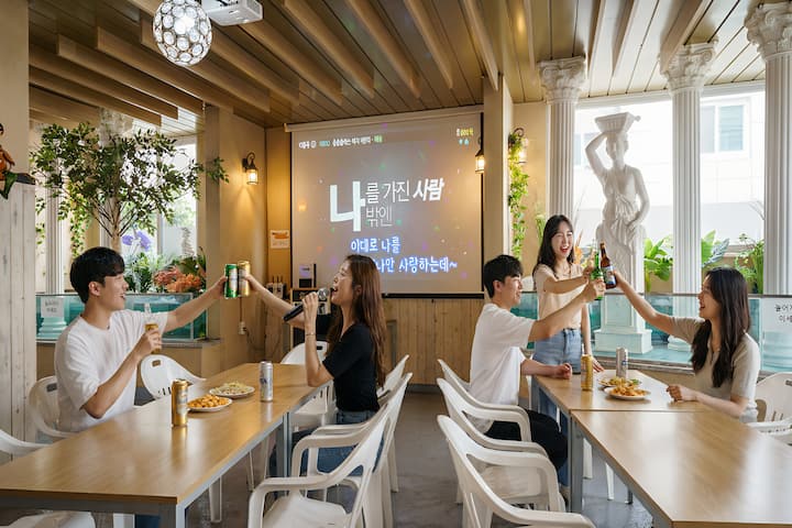 [초대형 호텔 파티룸] 애견 수영장 + 노래방 + 빔프로젝트 + 개인 침실 + 75인치tv - Seoul