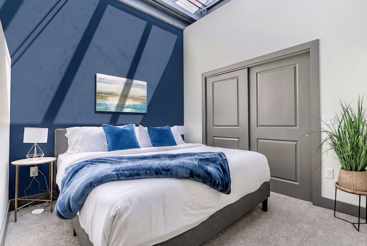 Beautiful Cozy Loft • King Bed & $0 Secure Parking - Rochester, NY