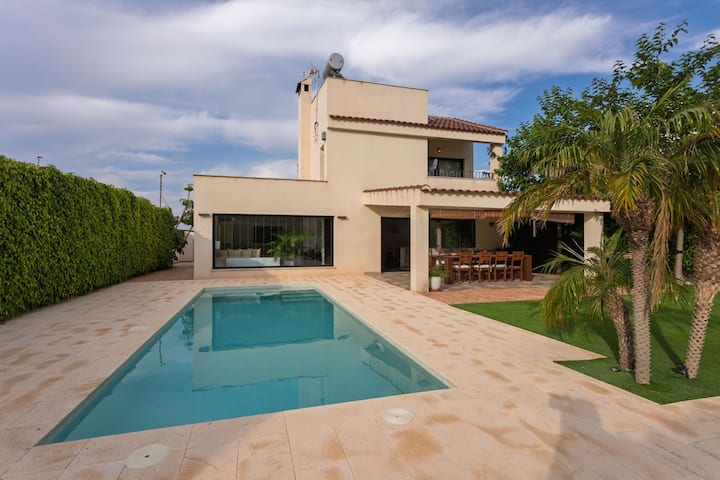 Villa Aspe Alicante
Exclusividad Y Ubicación Ideal - Elche