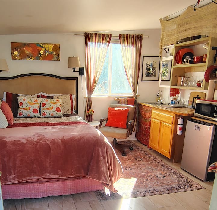 Sage: Private Room, Views, Close To Town, Hot Tub - Santa Fe, NM