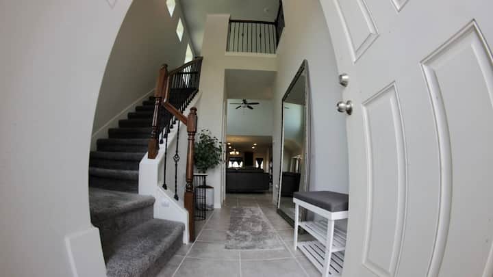 Calming 2 Story Home 15 Mins Away From Iah - 漢布爾