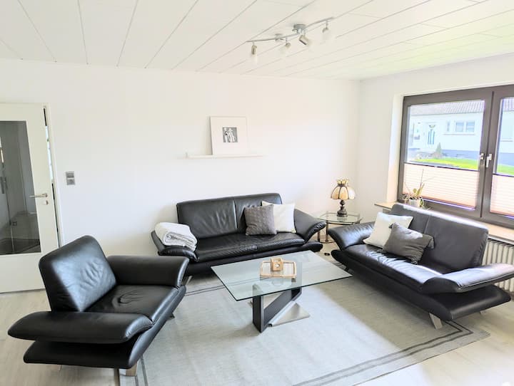 Großzügige Und Helle Fewo Mit Balkon - Kaufungen