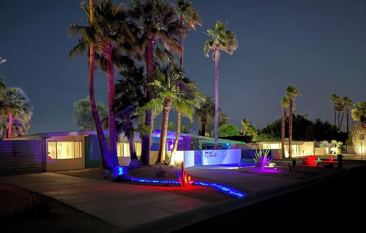 Mid-century Home Retro A Go Go House - Palm Springs, CA