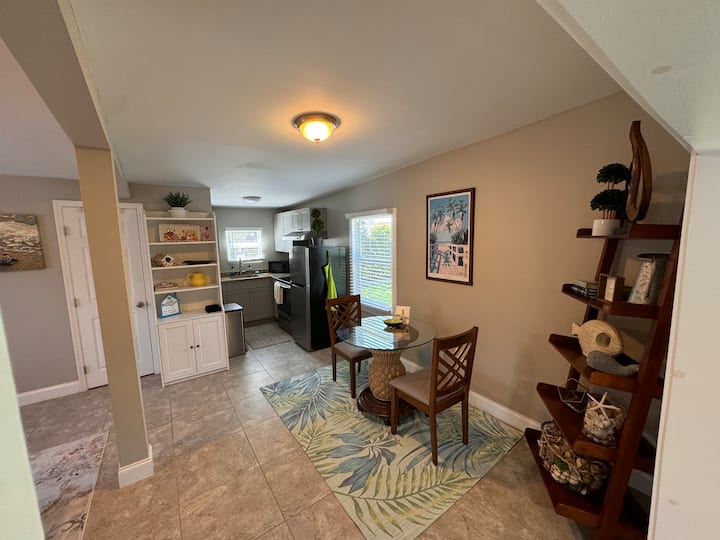 Clean, Simple & Comfortable Cottage. Easy Living! - West Palm Beach, FL