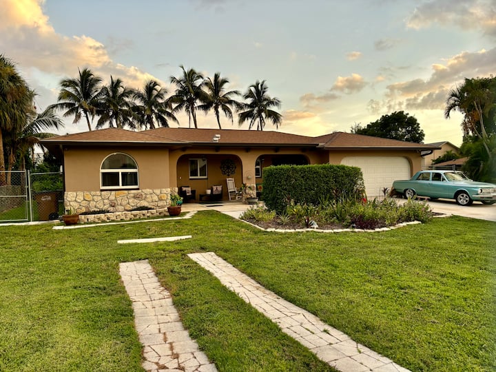 Corner Of Paradise - Pet Friendly, Fenced Backyard - Cape Coral, FL