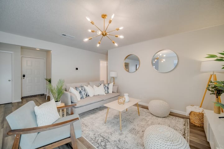 Spacious 4br Retreat W/ Hot Tub Comfort In Plano - Plano, TX