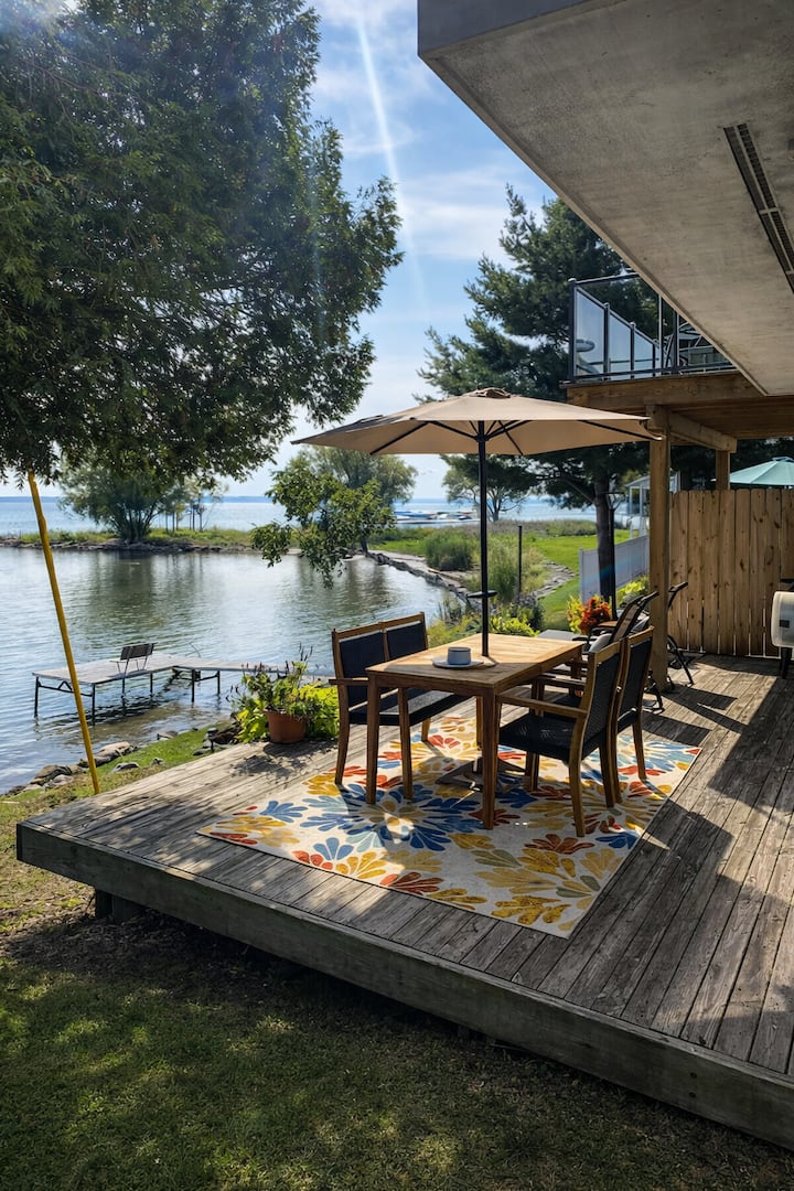 Adults-only Bayfront Retreat W/ Private Deck - Suttons Bay, MI