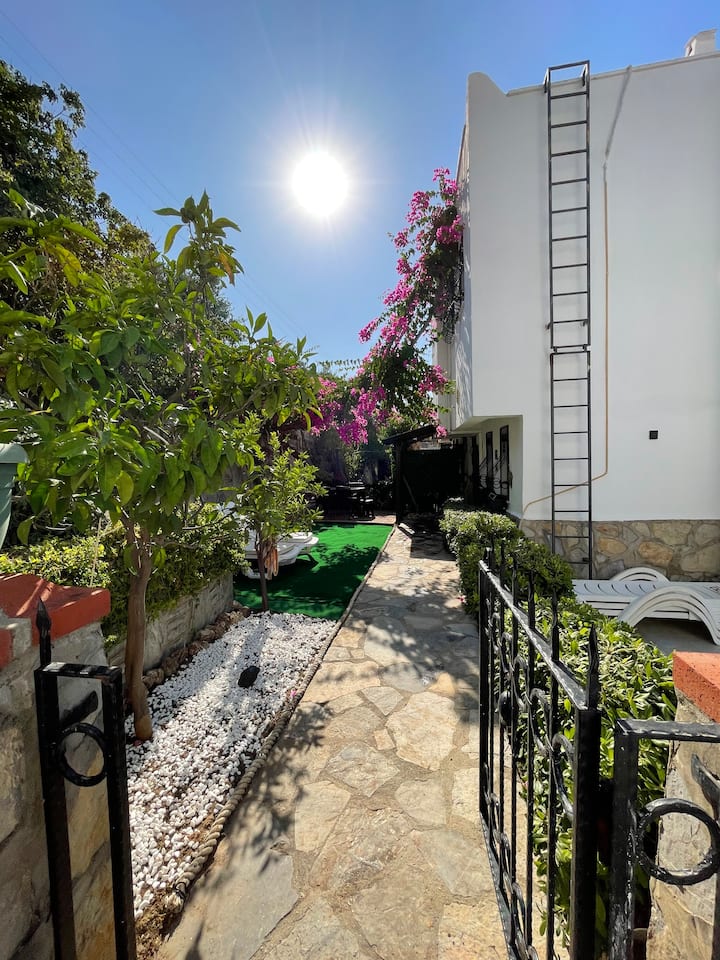 Deniz Manzaralı Site İçErisi ÖZel Plajlı Villa - Güllük