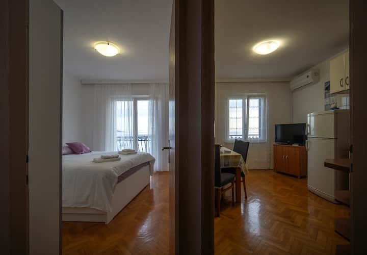 (1) Seafront And Beachfront 2-bedroom Apartm.lara - Komiža