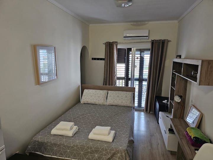 Close To The Beach And Mall-renewed - 파포스